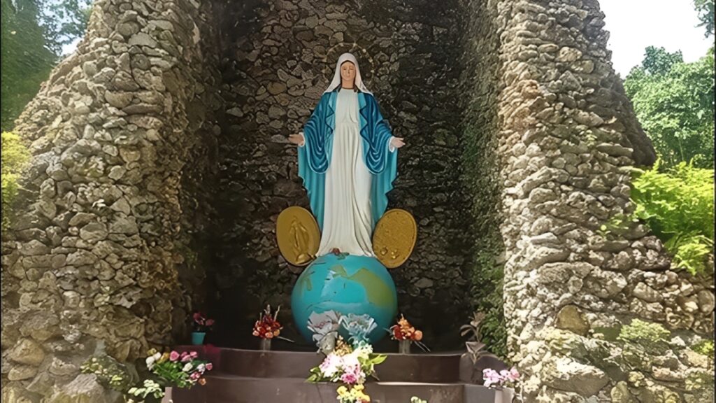 Goa Maria Medali Wasiat Meyes, Jejak Lourdes di Tanah Papua Barat ...